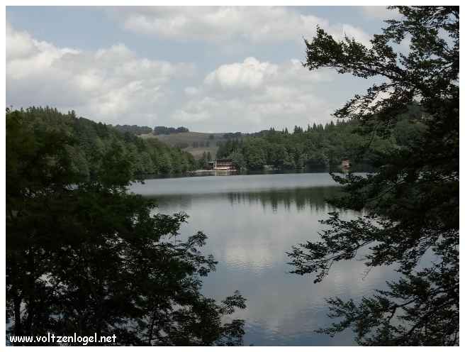 Tourisme au lac Pavin situé au pied du Puy de Sancy