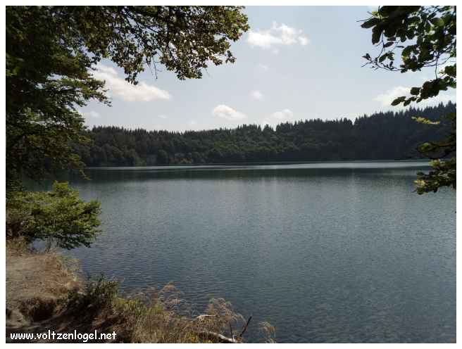 Tourisme au lac Pavin situé au pied du Puy de Sancy