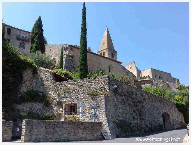 Tourisme à Crestet village médiéval en Provence